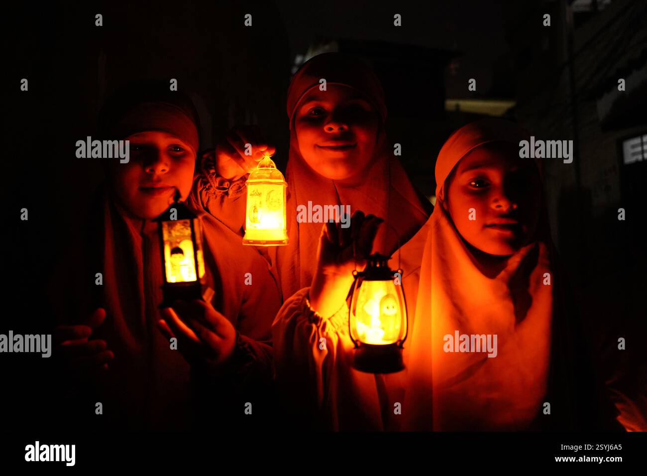 Mosul, Iraq. 28th Feb, 2025. Girls hold traditional lanterns known in ...