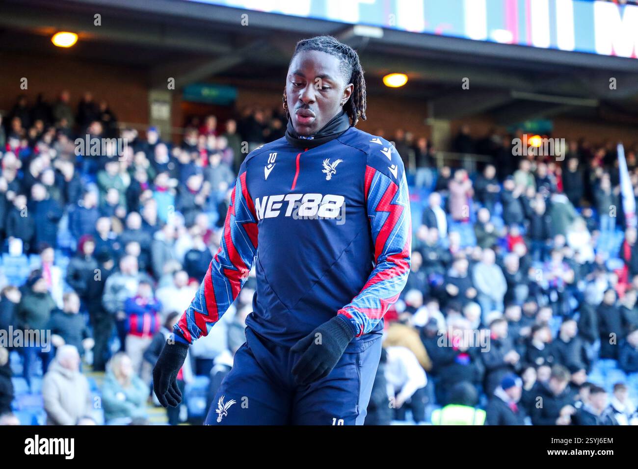 Eberechi Eze of Crystal Palace warms up prior to the Emirates FA Cup ...
