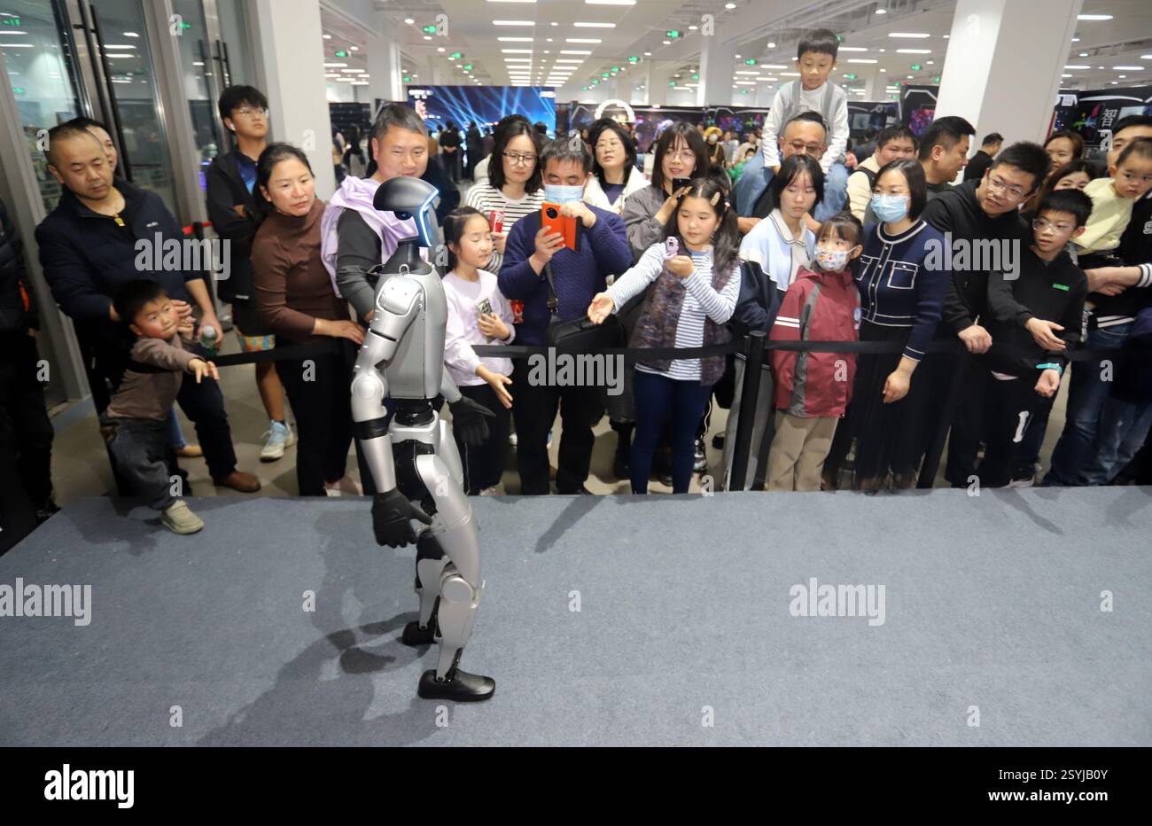 Suzhou, China. 01st Mar, 2025. SUZHOU, CHINA - MARCH 1, 2025 - Visitors ...