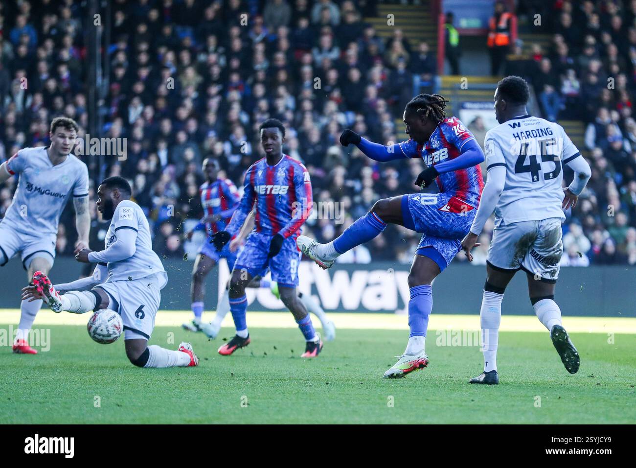 London, UK. 01st Mar, 2025. Eberechi Eze of Crystal Palace shoots ...