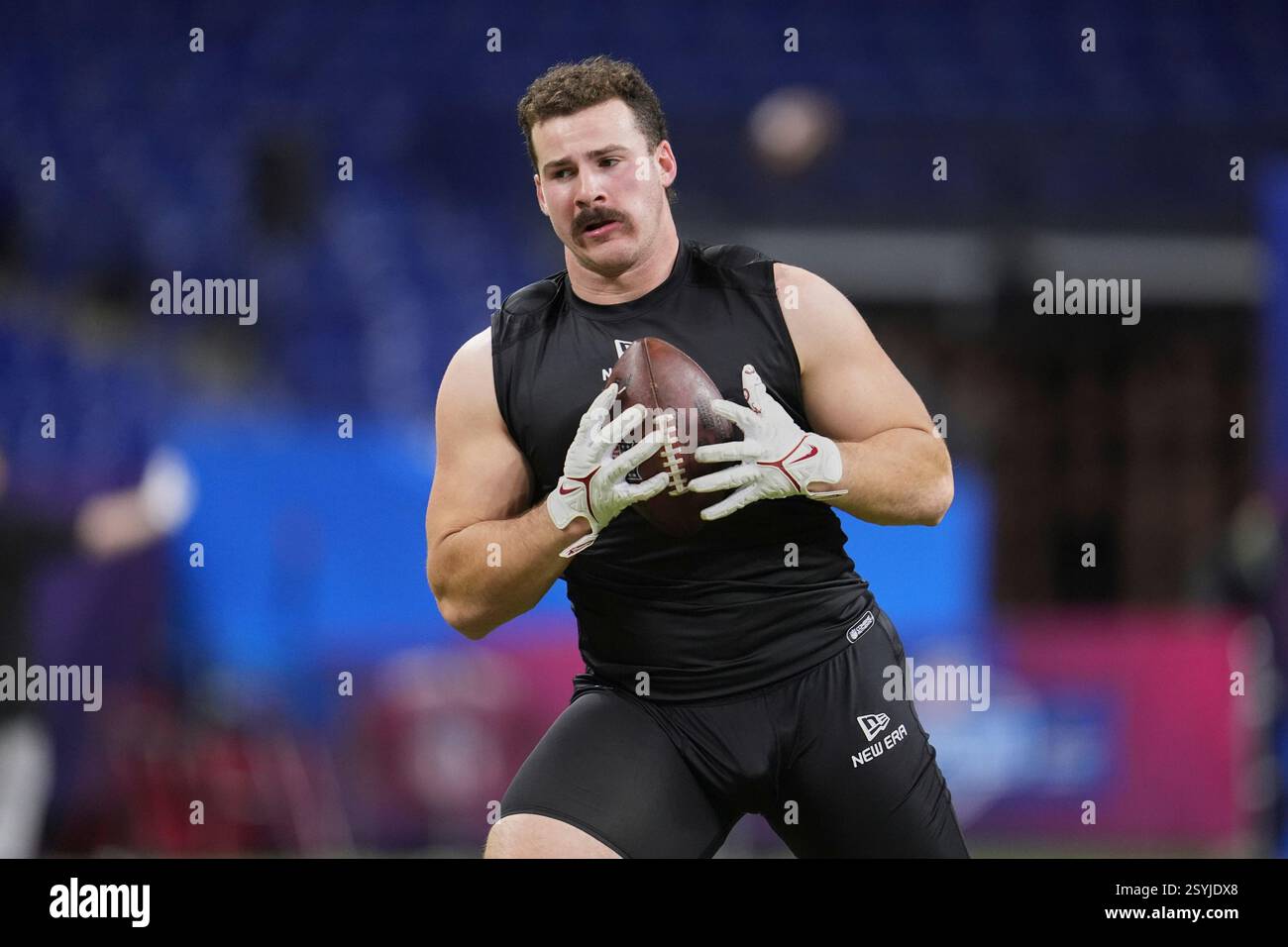 Alabama tight end Robbie Ouzts runs a drill at the NFL football ...