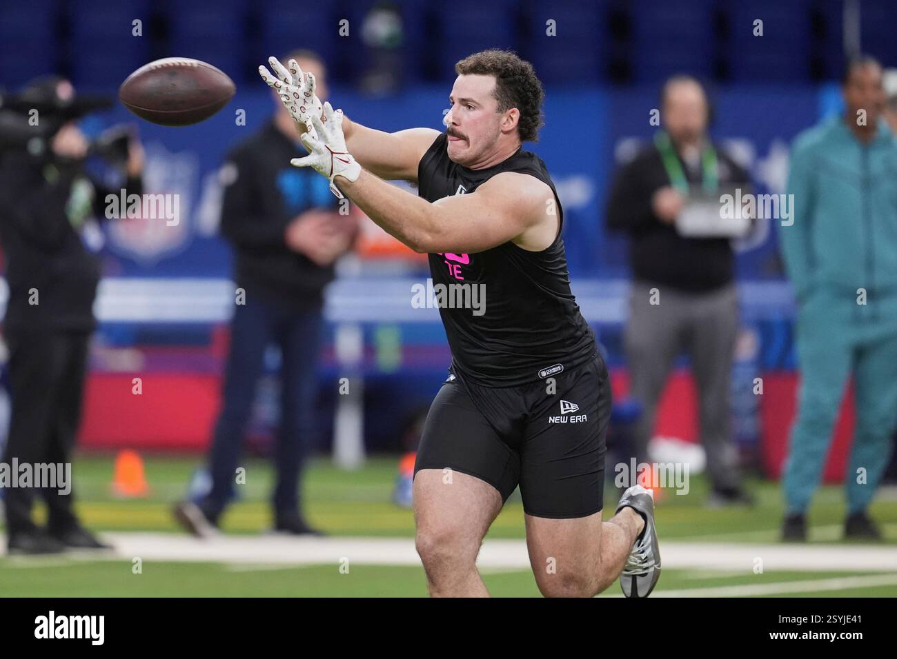 Alabama tight end Robbie Ouzts runs a drill at the NFL football ...