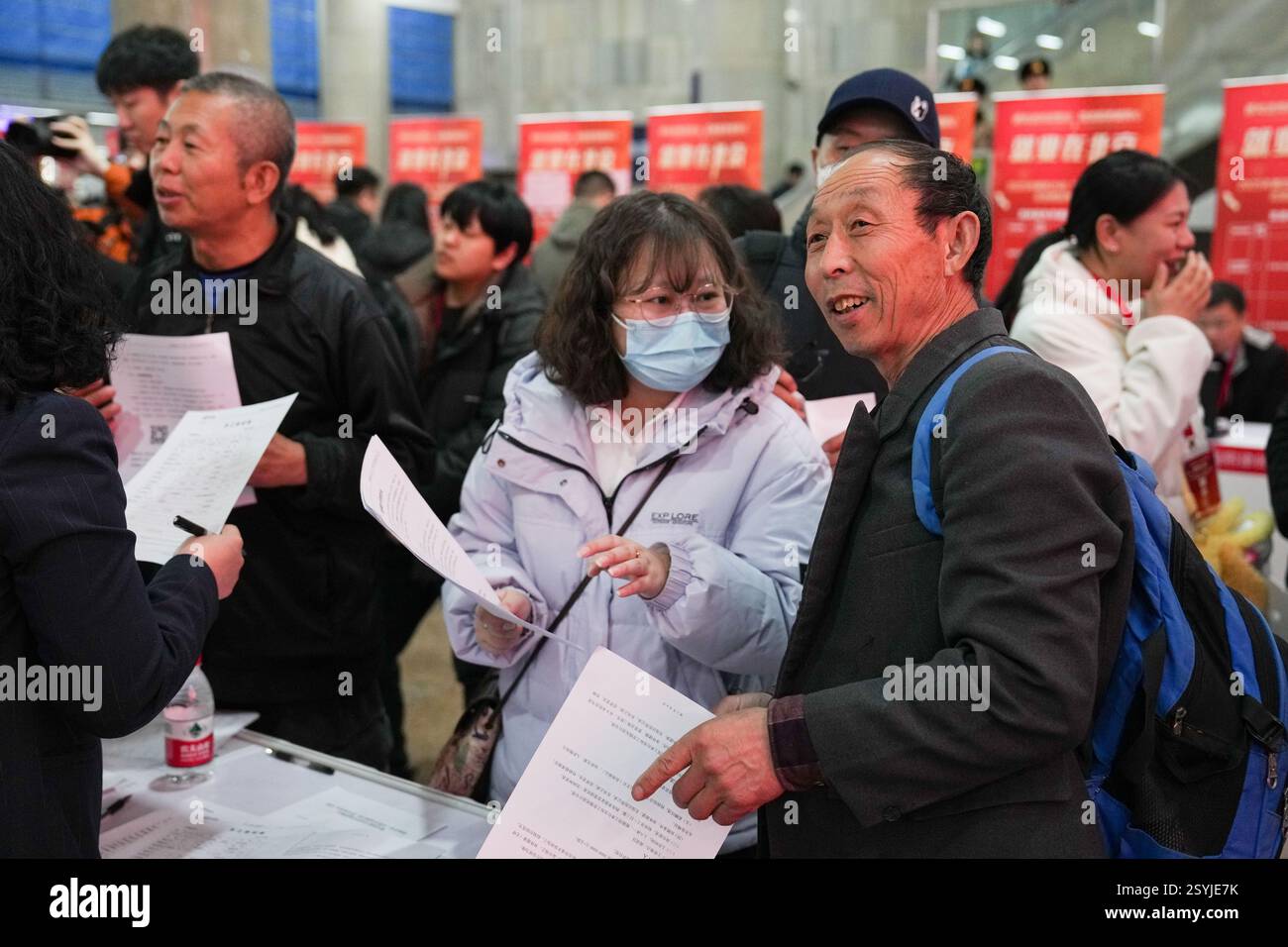 (250301) -- BEIJING, March 1, 2025 (Xinhua) -- A job seeker (front R ...