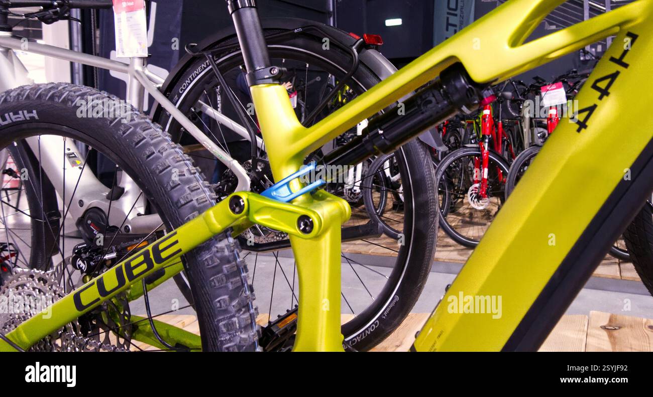 Cube full-suspension MTB, detailed view of the shock absorber in the ...