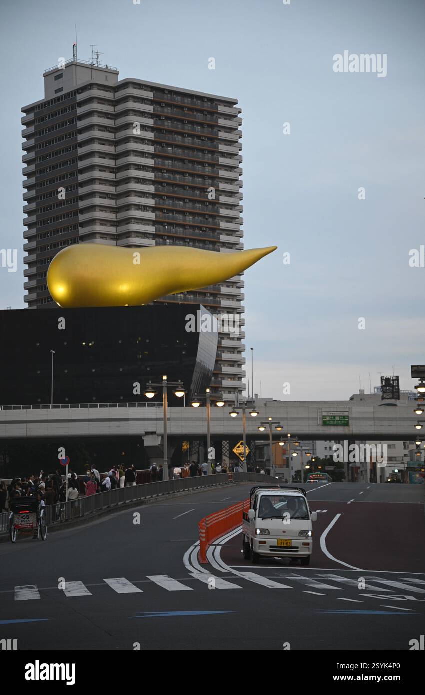 Landscape with scenic view of the Asahi Breweries headquarters building ...