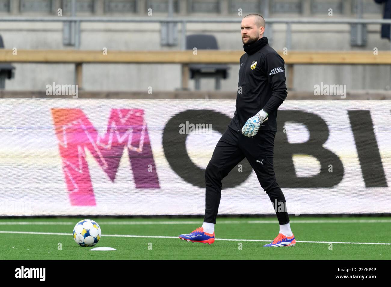 250301 Häckens målvakt Oscar Jansson inför fotbollsmatchen i Svenska ...