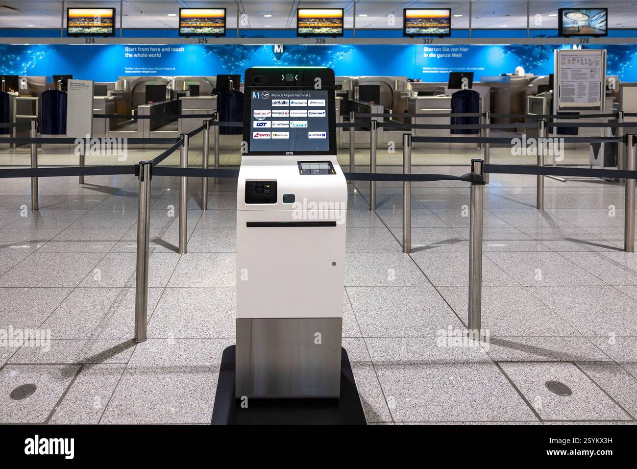 Check in automat am flughafen hi-res stock photography and images - Alamy
