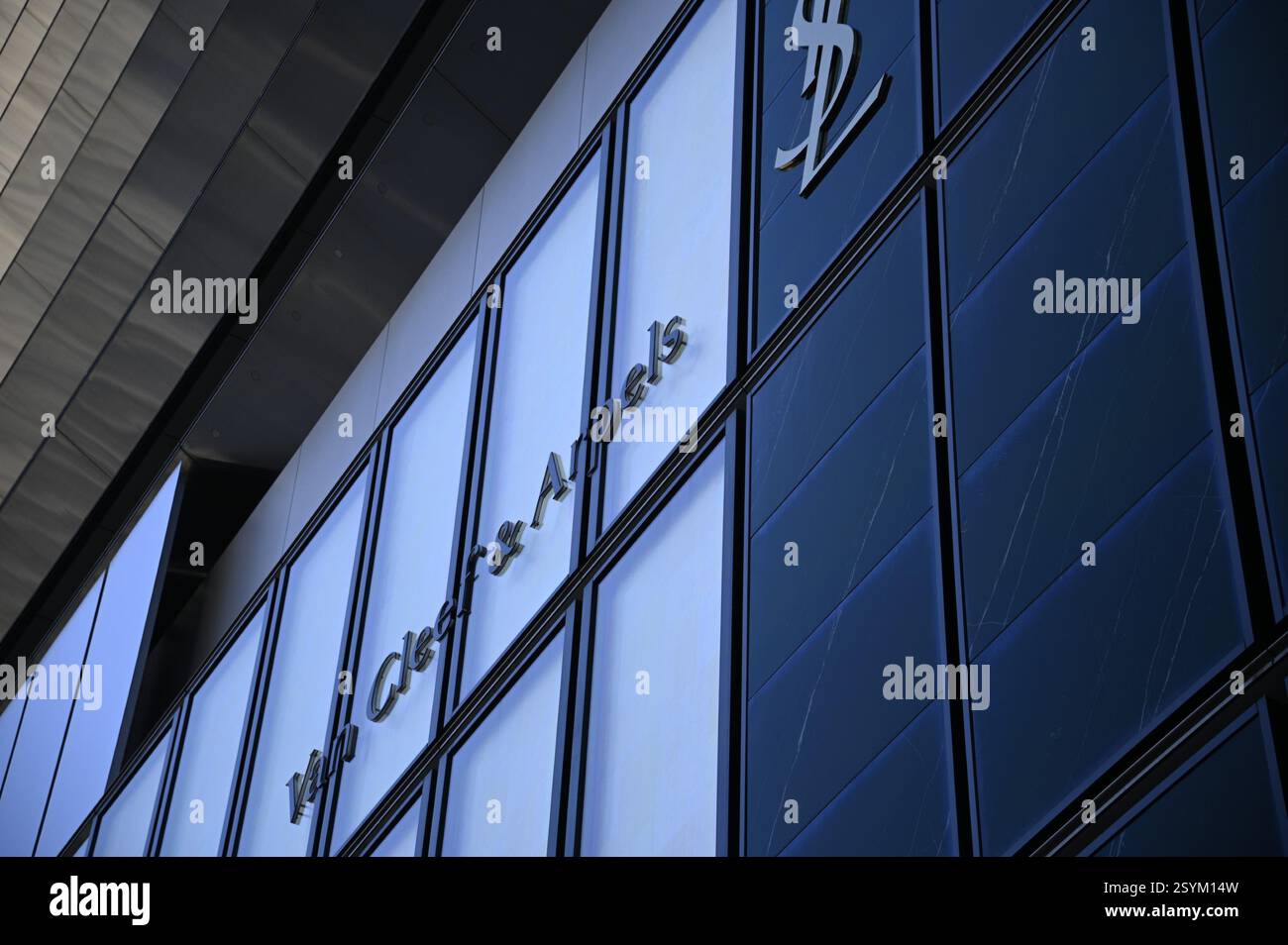 Scenic facade view of the Van Cleef & Arpels luxury Jewelry store and ...