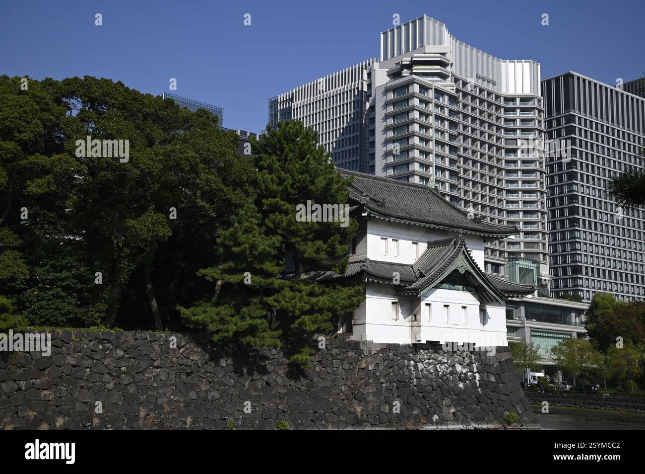Landscape with scenic view of the Tokyo Imperial Palace moat and Edo ...