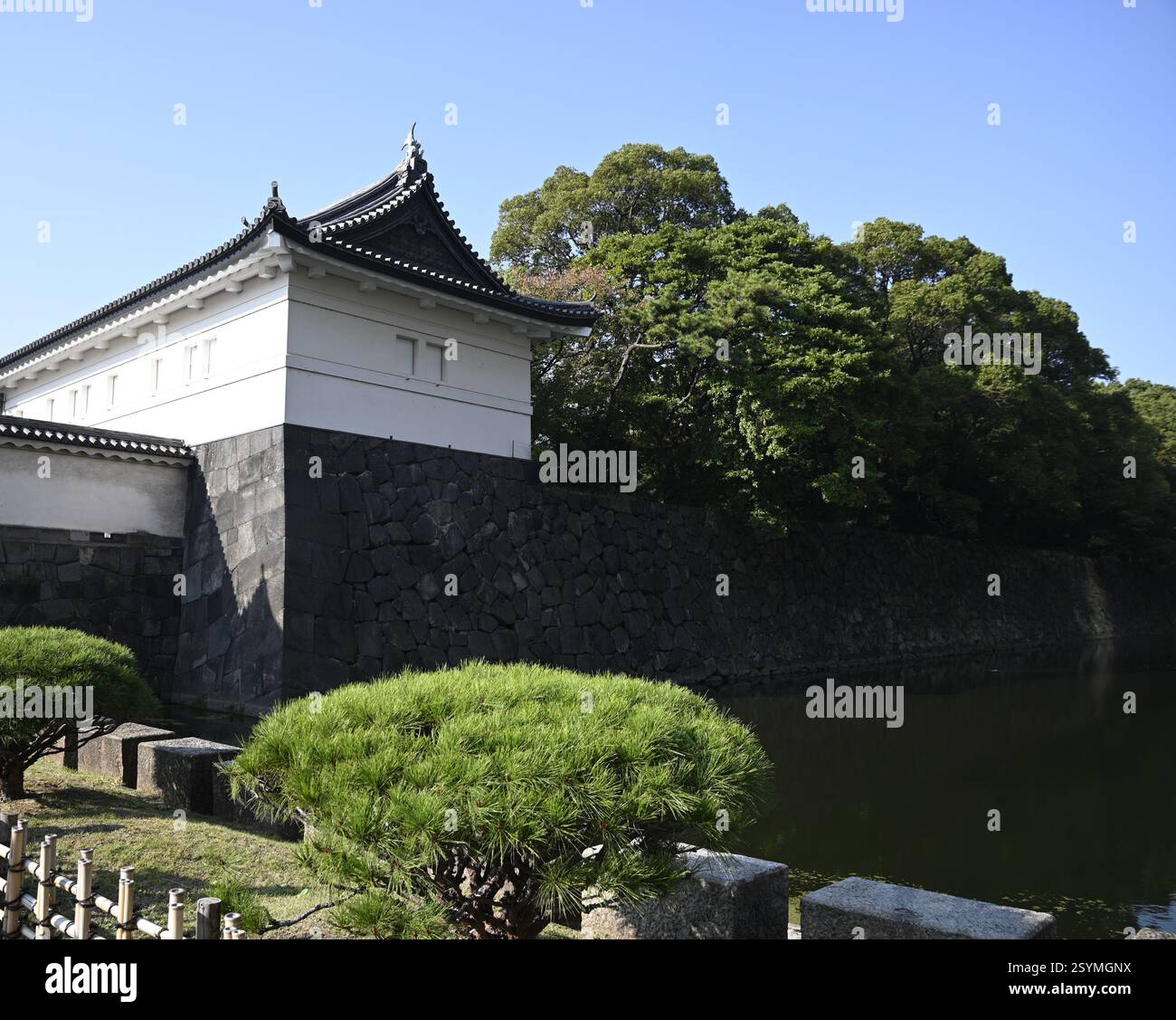 Landscape with scenic view of the Tokyo Imperial Palace moat and Edo ...