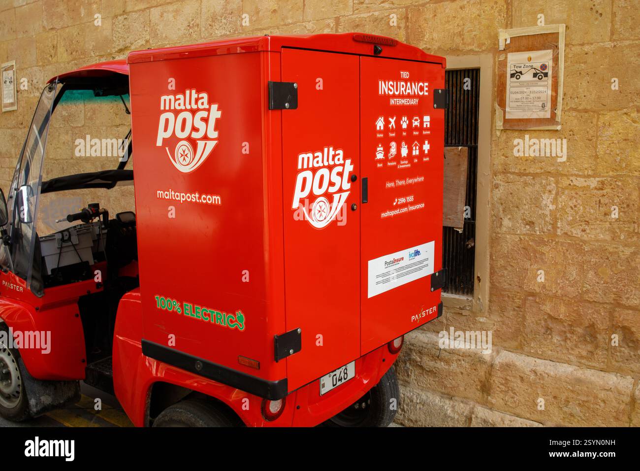 Courier and postmen hi-res stock photography and images - Alamy