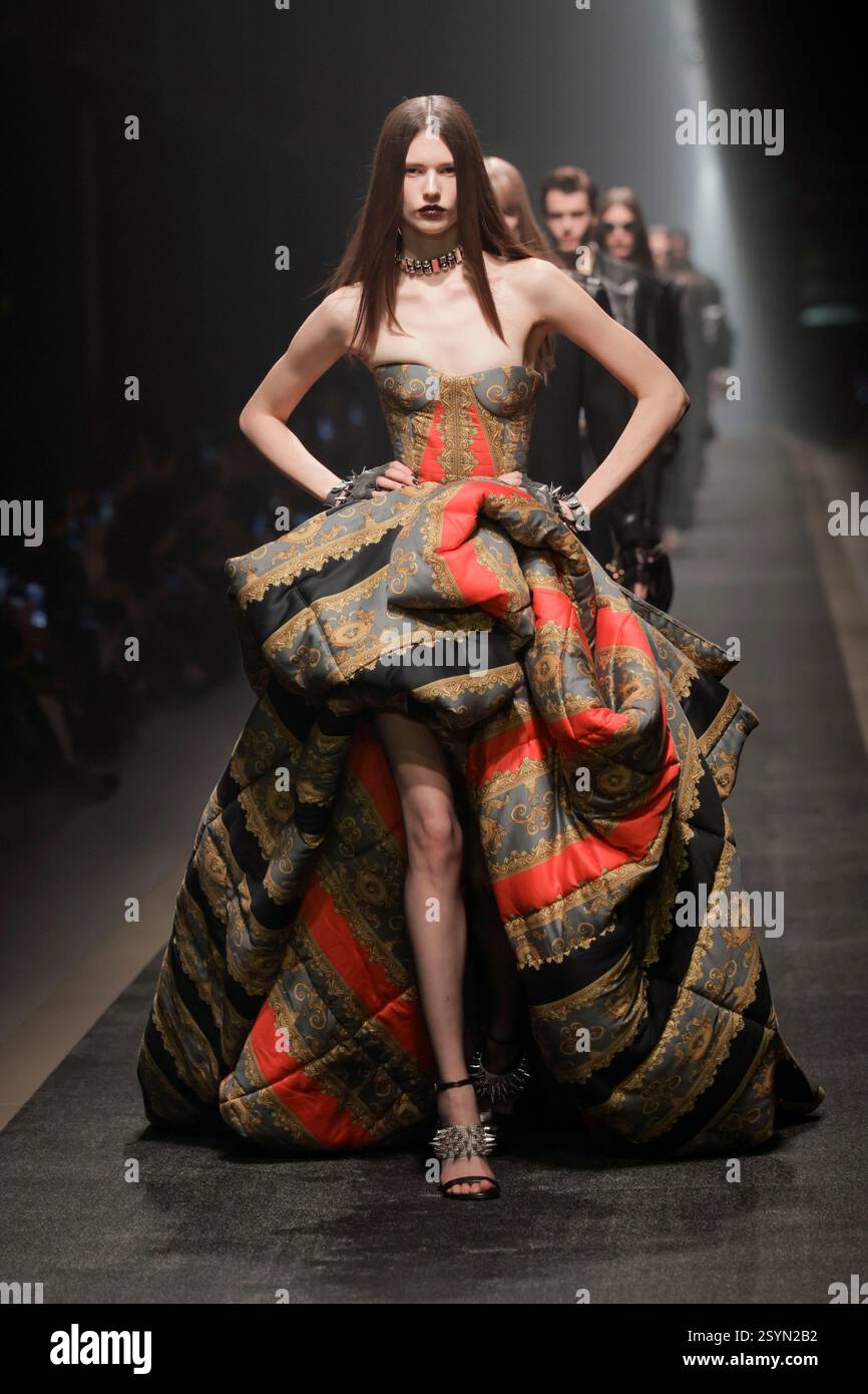 Model Sandra Murray walks on the runway during the Versace Ready to Wear Fashion Show at Milan ...
