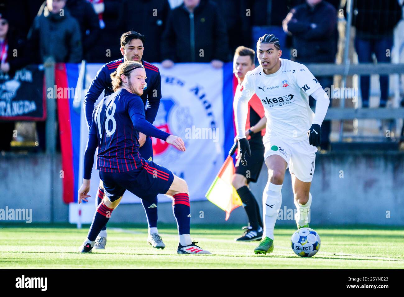 250301 Östers Daniel Ljung och Helsingborgs Milan Silva Rasmussen under ...