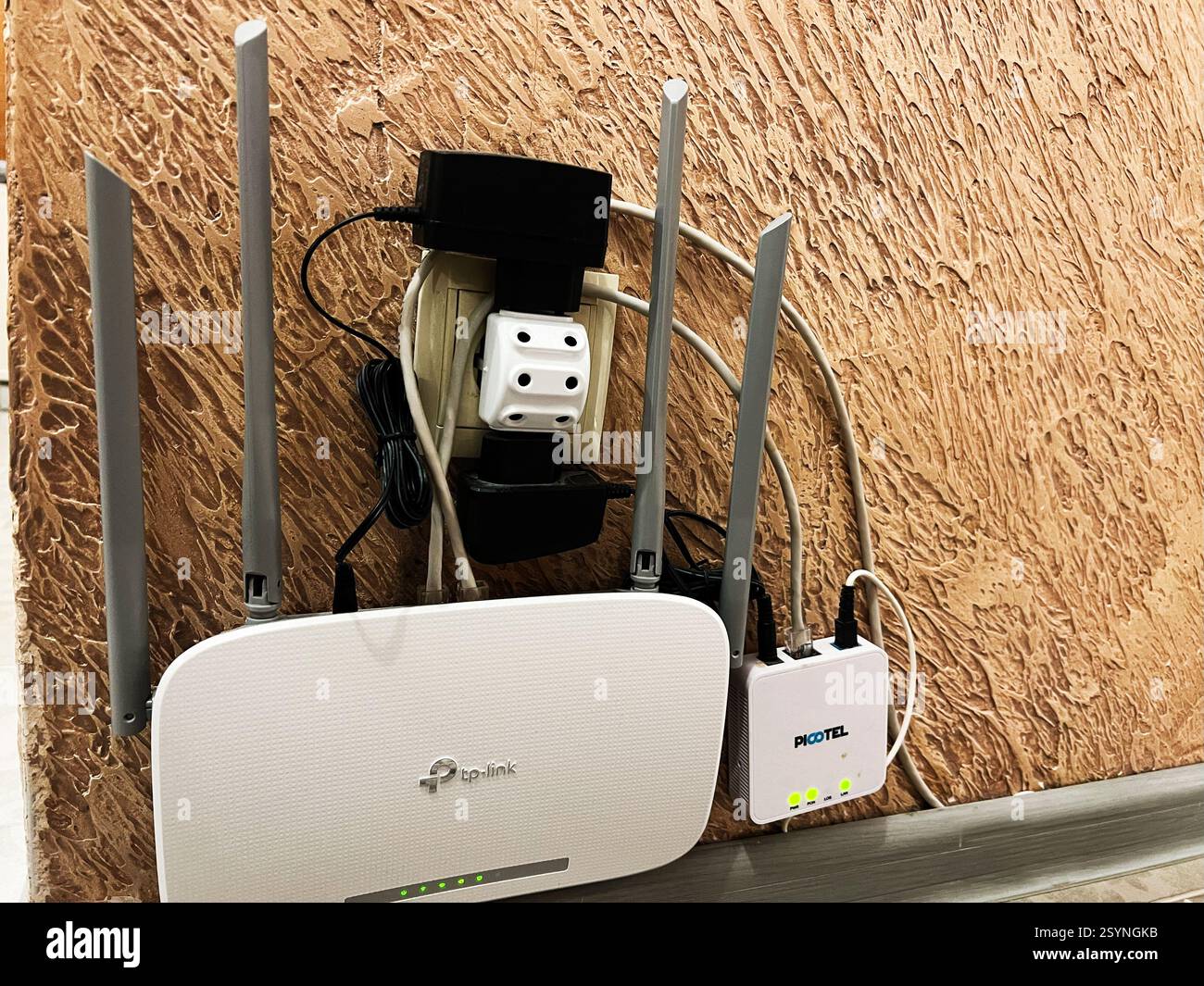 Tp link with cables hi-res stock photography and images - Alamy