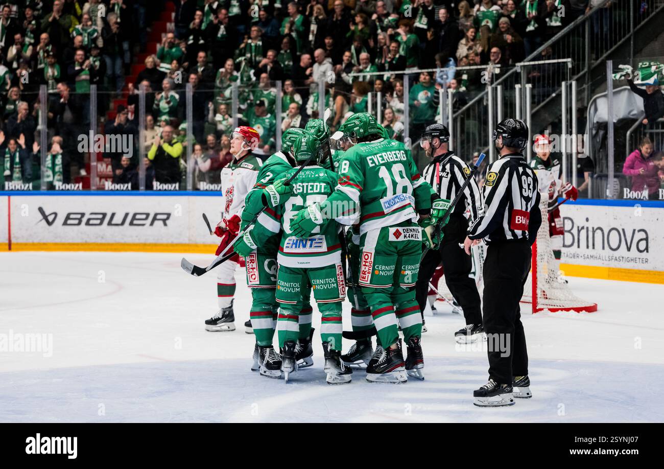 250301 Rögles Dennis Everberg jublar efter 2-1 under ishockeymatchen i ...