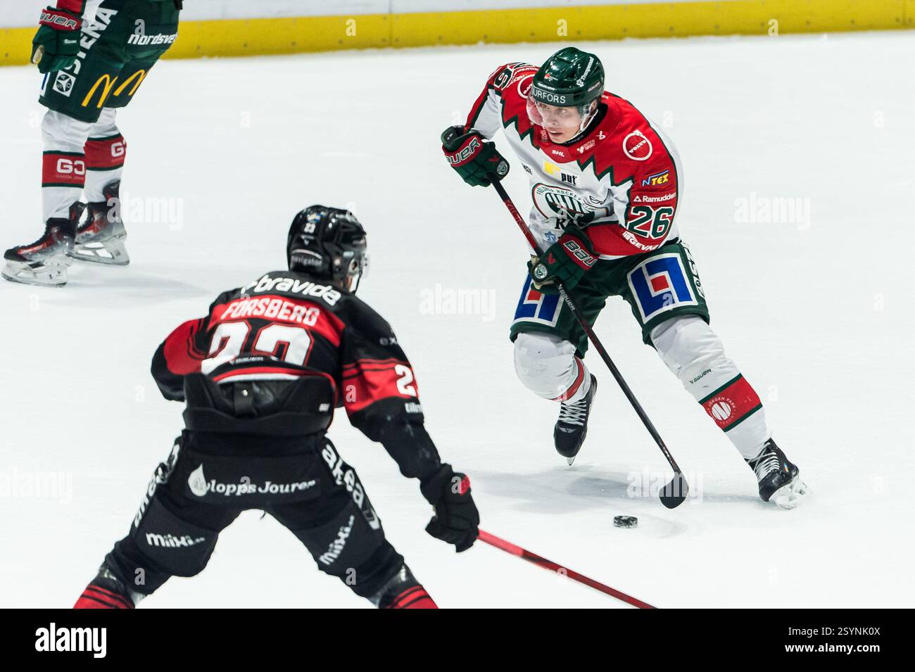 250301 Frölundas Isac Heens och Malmö Redhawks Christoffer Forsberg ...