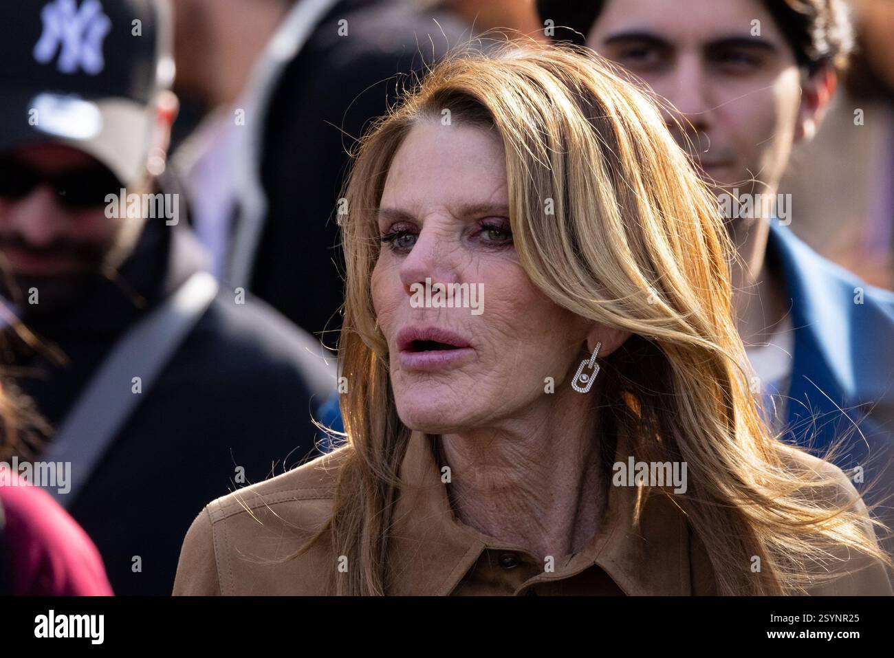 Milan, Italy. 28th Feb, 2025. Anna Dello Russo is seen leaving the Tod ...