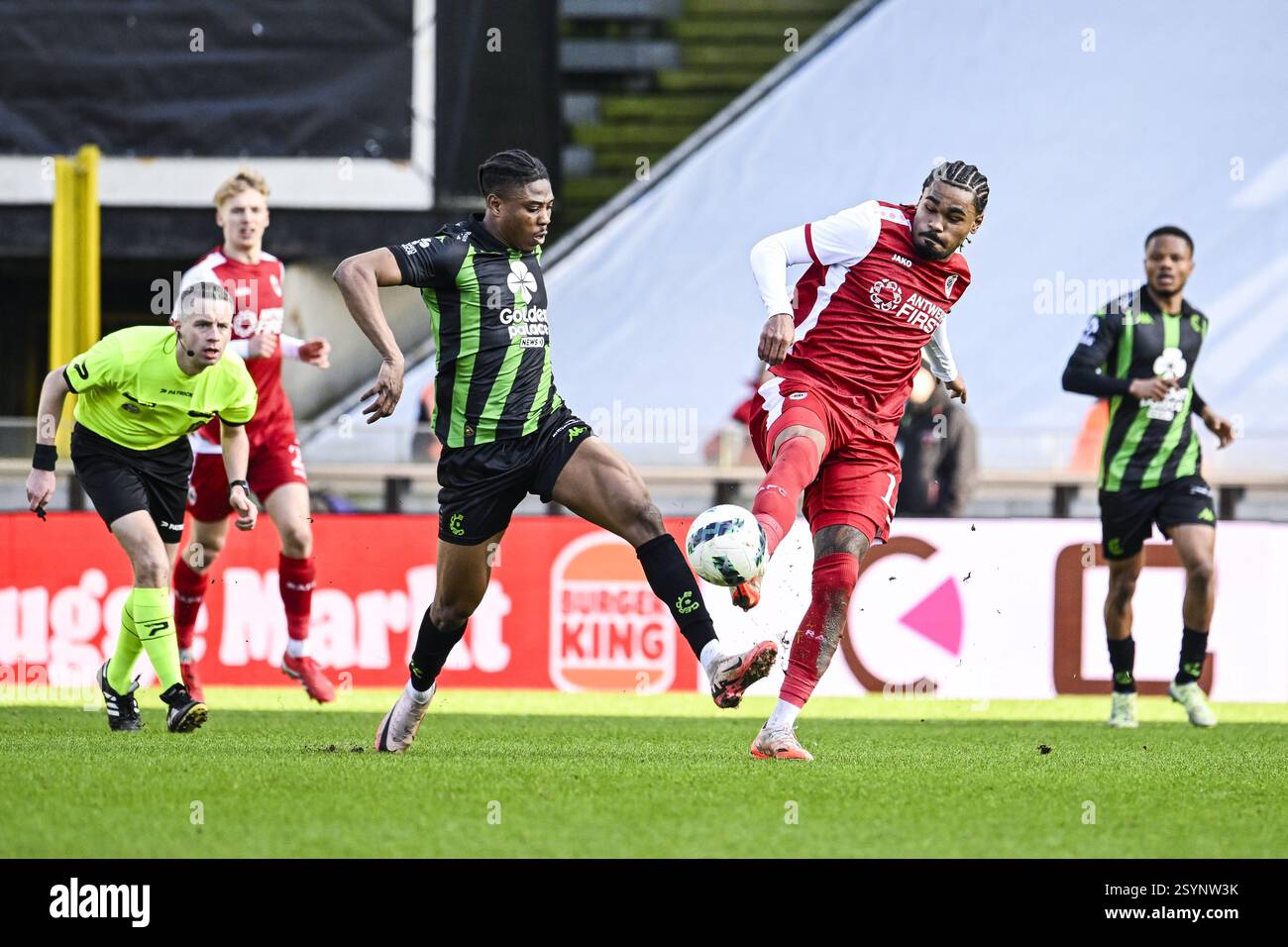 Cercle's Abu Francis and Antwerp's Kadan Young pictured in action ...