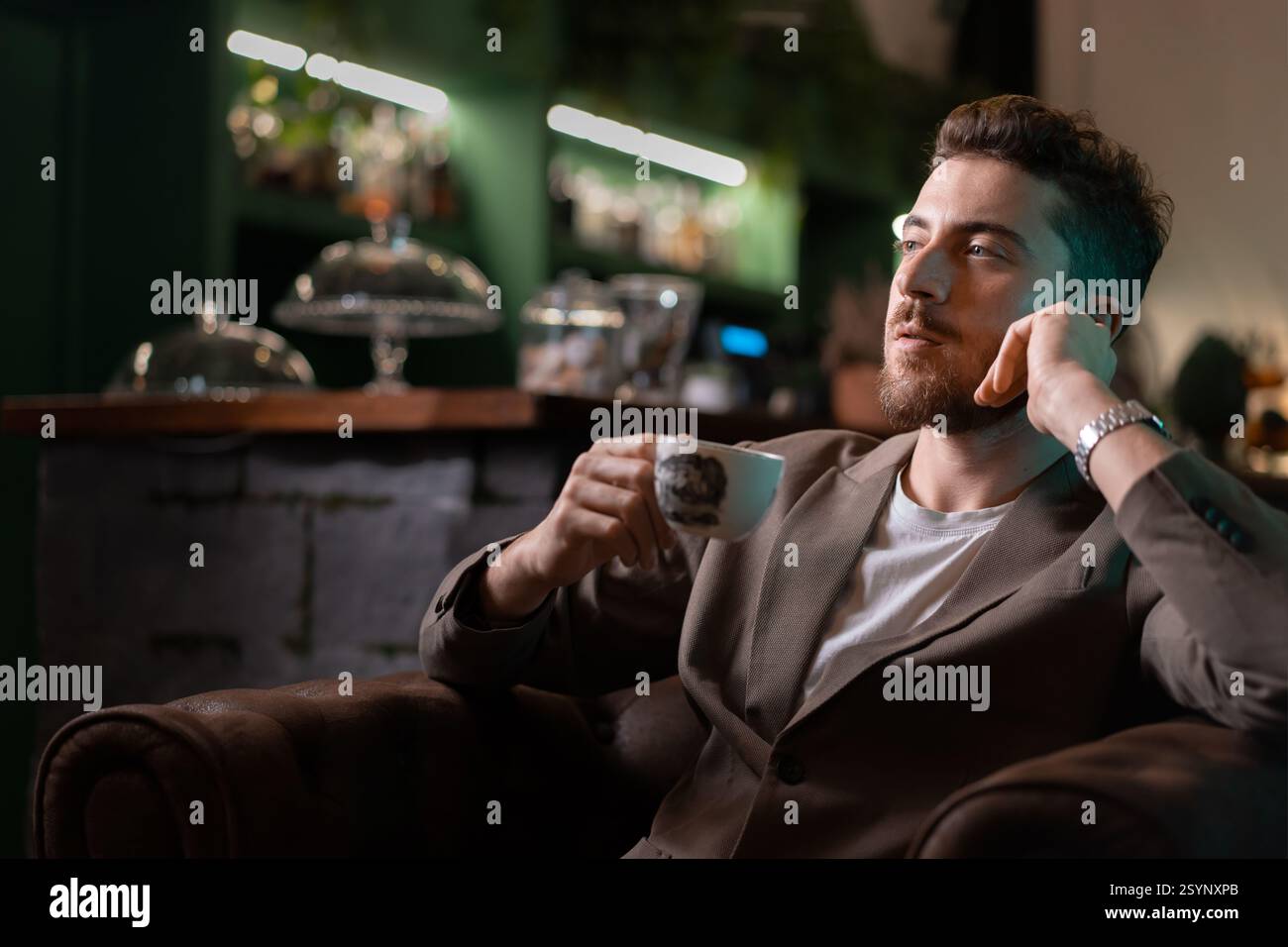 Dimly lit lounge hi-res stock photography and images - Alamy