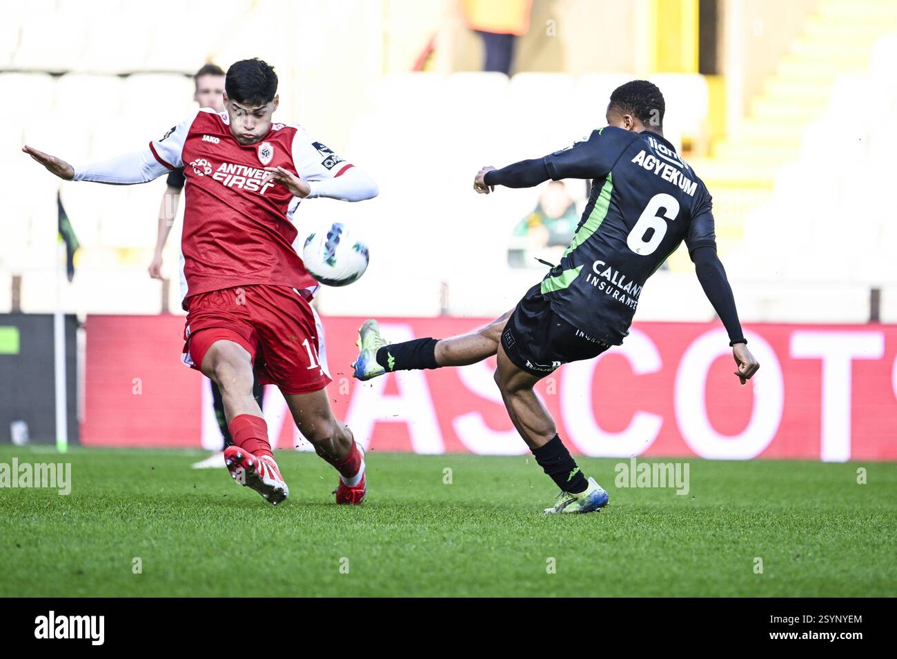 Antwerp's Mauricio Benitez and Cercle's Lawrence Agyekum pictured in ...