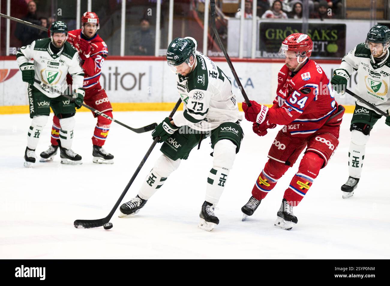 250301 Färjestads Adam Ollas Mattsson och Timrås Jonathan Dahlén under ...