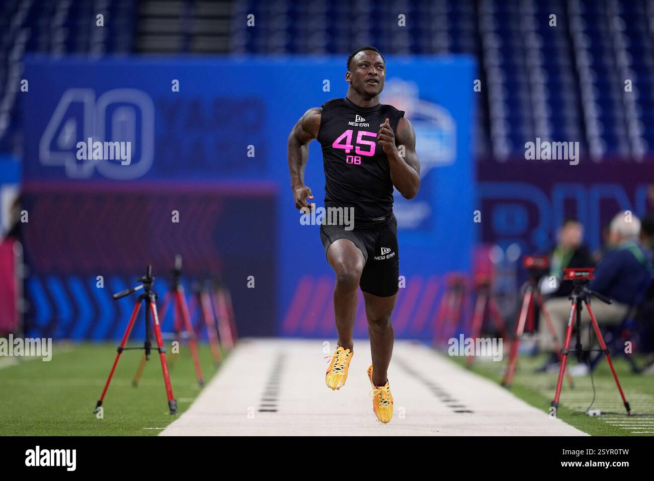 Texas defensive back Andrew Mukuba runs the 40-yard dash at the NFL ...