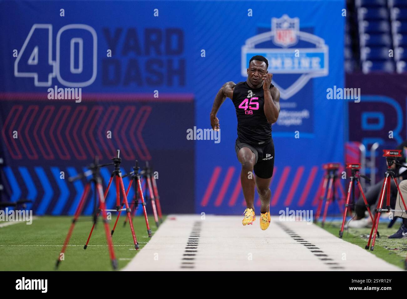 Texas defensive back Andrew Mukuba runs the 40-yard dash at the NFL ...