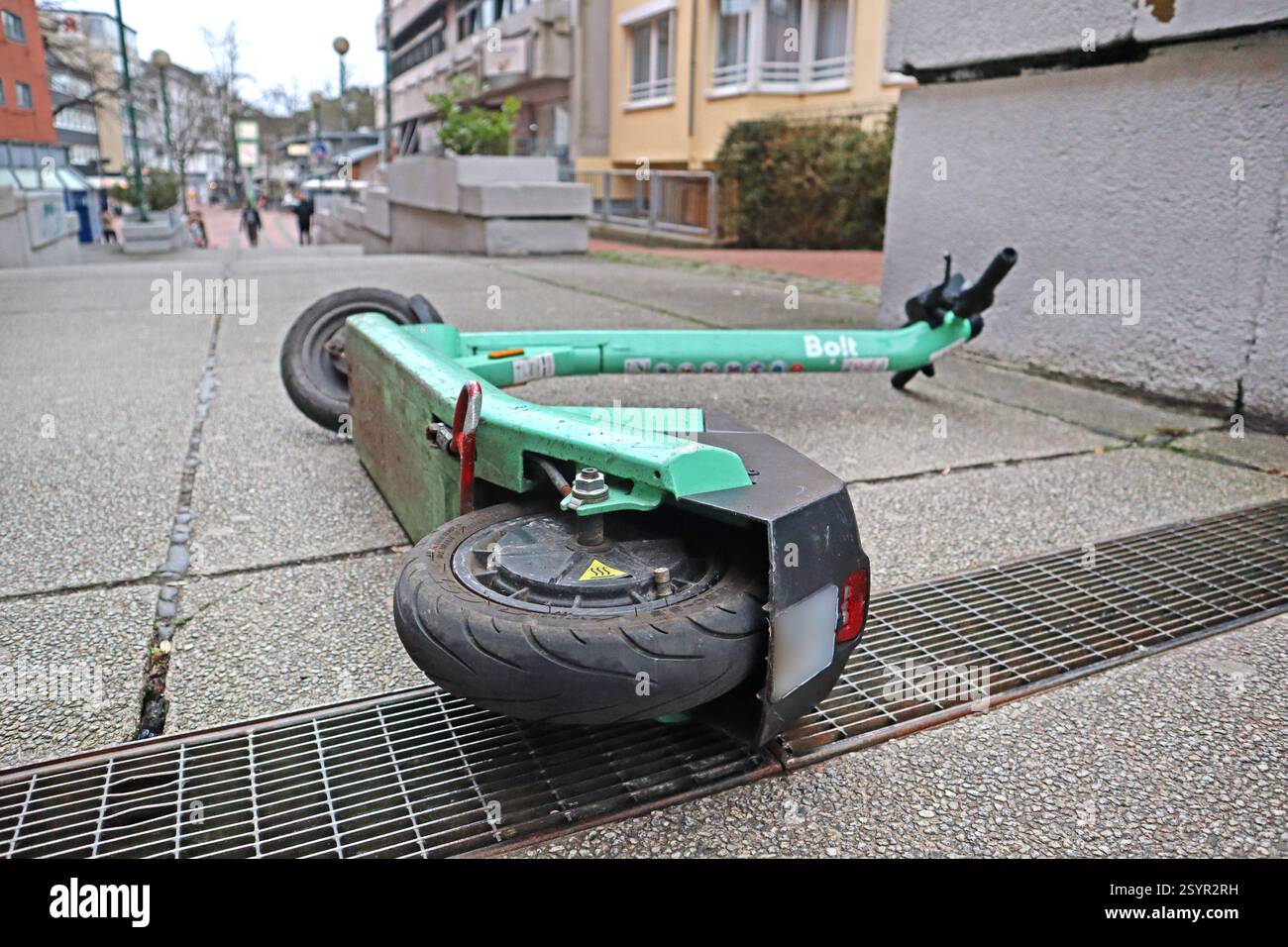 Elektro-Tretroller in der Stadt Ein sogenannter E-Scooter liegt umgeworfen auf einem Gehweg im ...