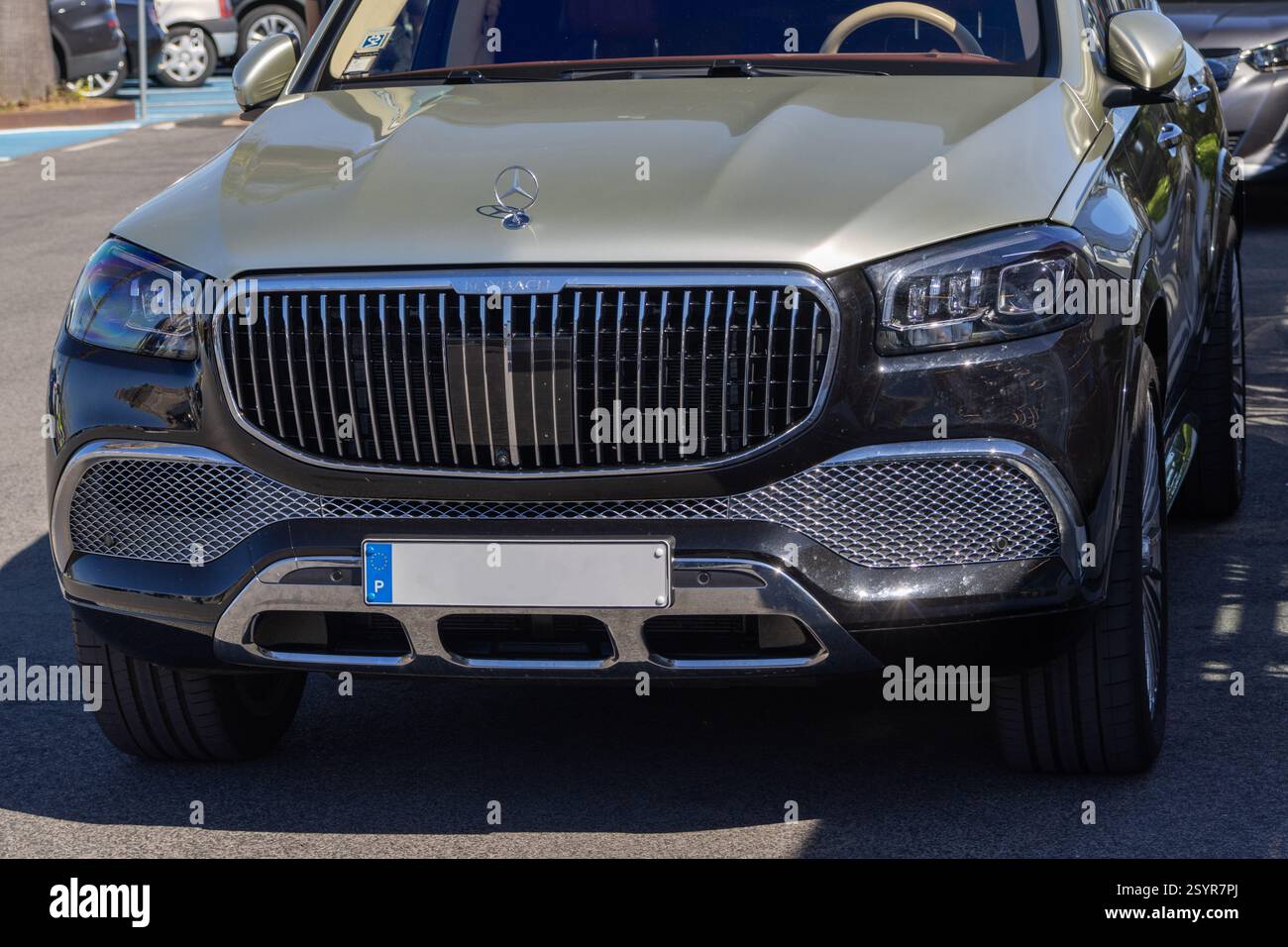 Close up of the impressive front grill of a mercedes maybach gls 600 ...