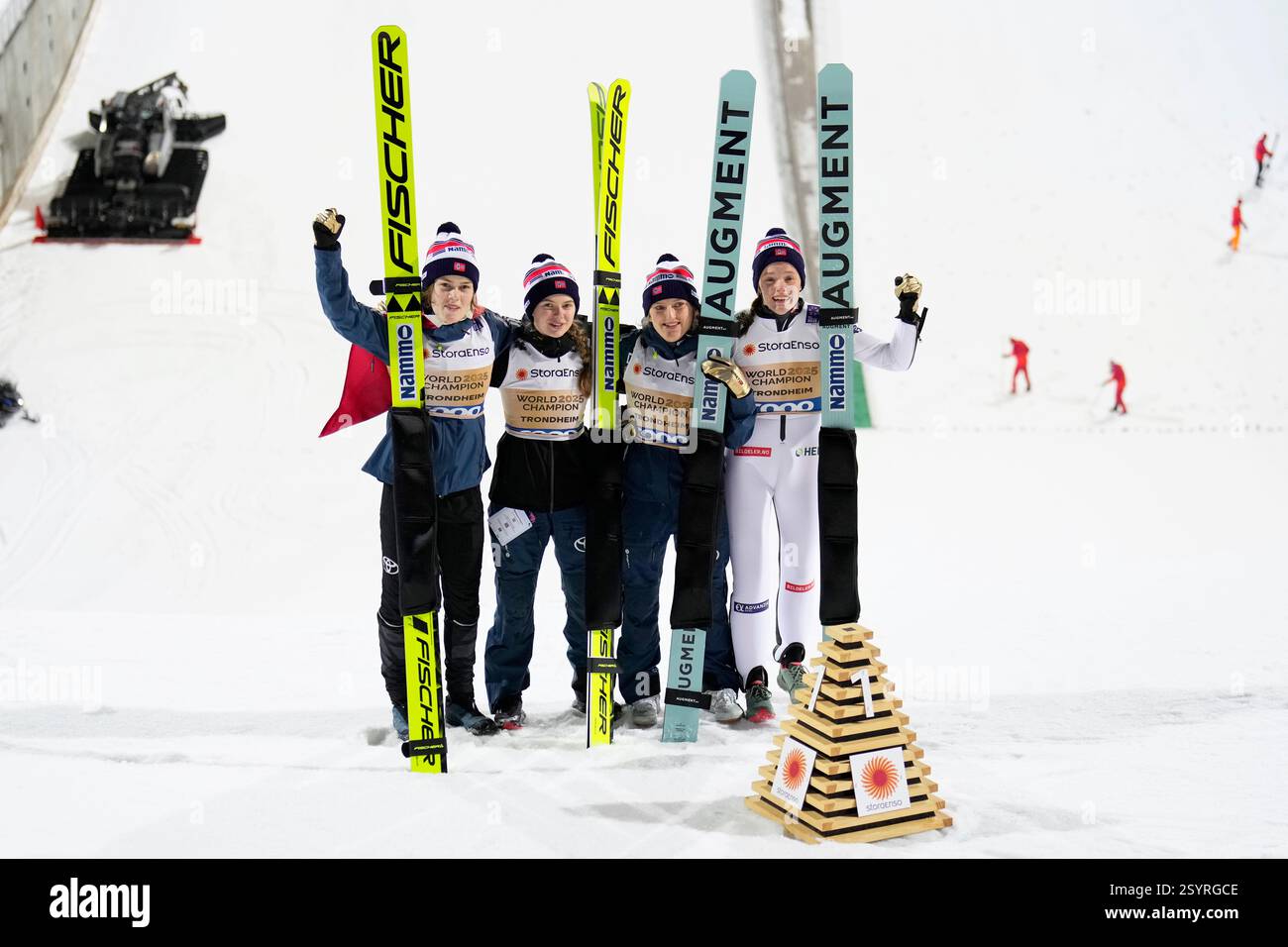 Anna Odine Stroem, Ingvild Synnoeve Midtskogen, Heidi Dyhre Traaserud ...
