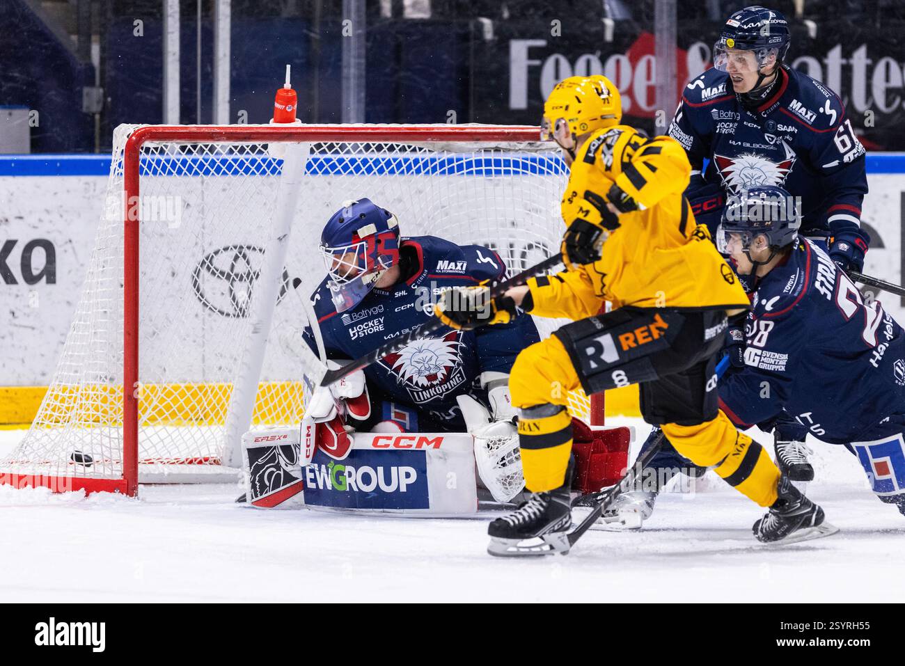 250301 Skellefteås Jonathan Davidsson gör 0-1 bakom Linköpings målvakt Adam Werner under ...