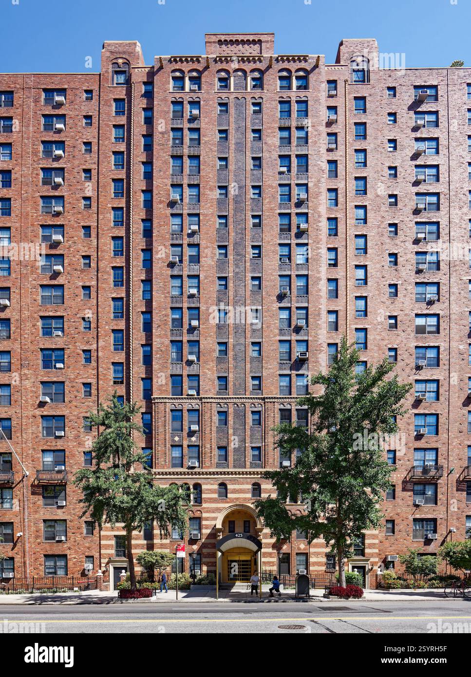 A full-height view of 425 West 23rd Street, London Terrace Gardens ...