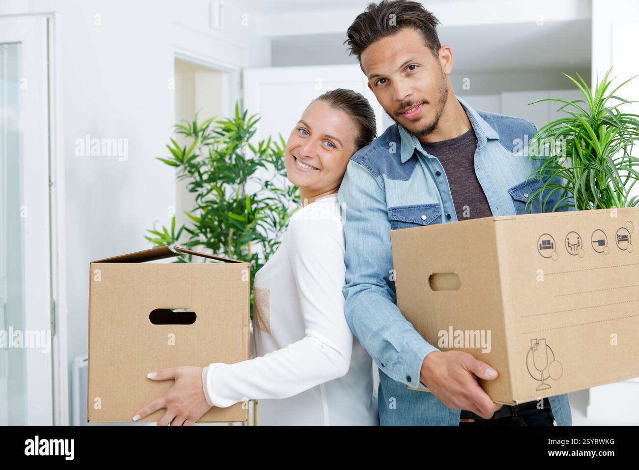 Portrait couple moving houses hi-res stock photography and images - Alamy