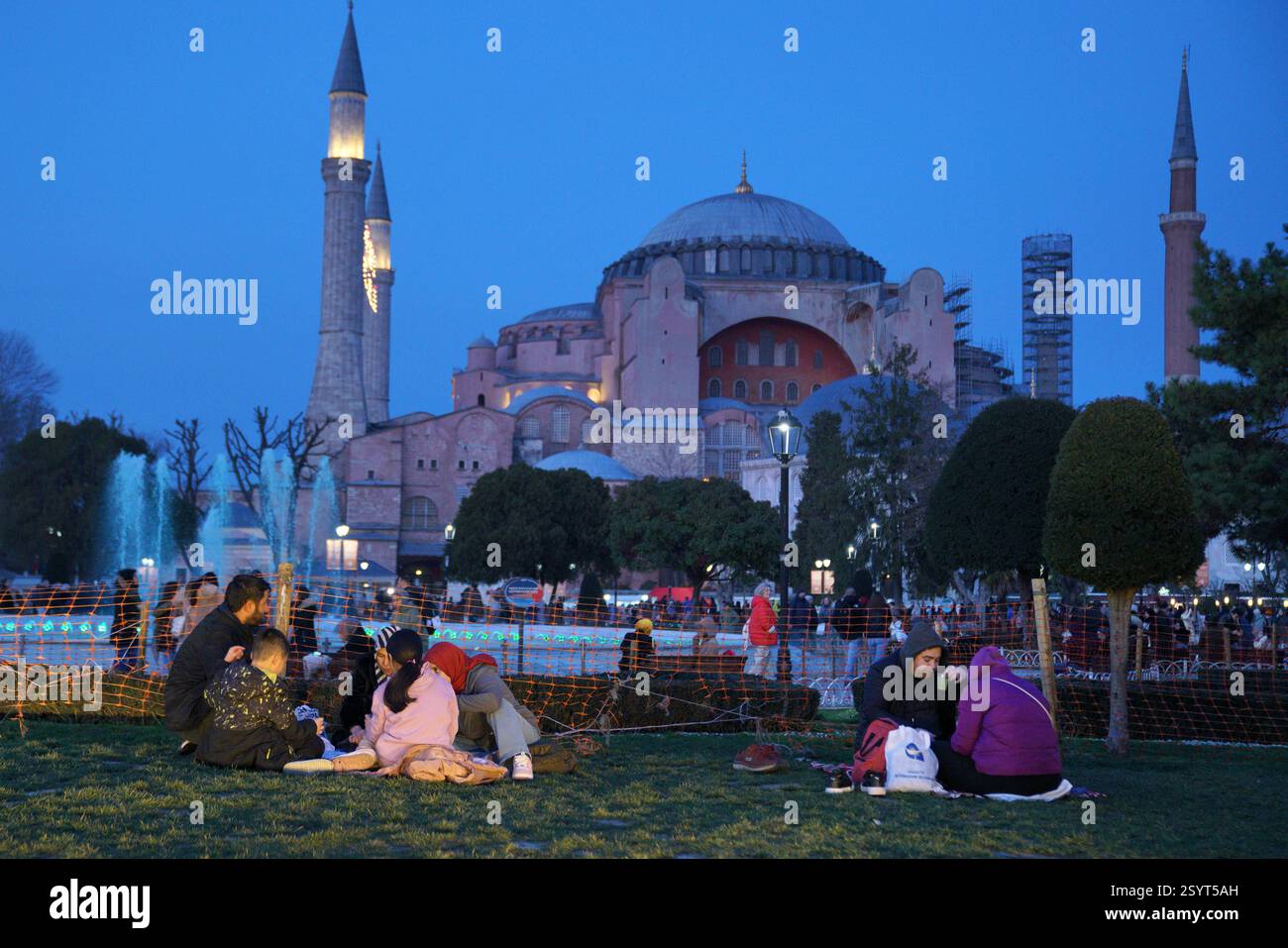 Fatih, Istanbul, Turkey. 1st Mar, 2025. Muslims share fast-breaking ...