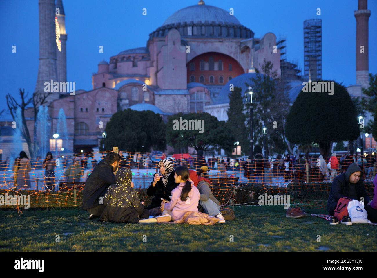 Fatih, Istanbul, Turkey. 1st Mar, 2025. Muslims share fast-breaking ...