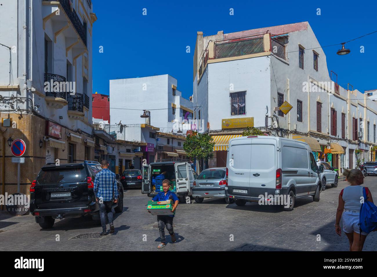 Dynamic scene view street vendor hi-res stock photography and images ...