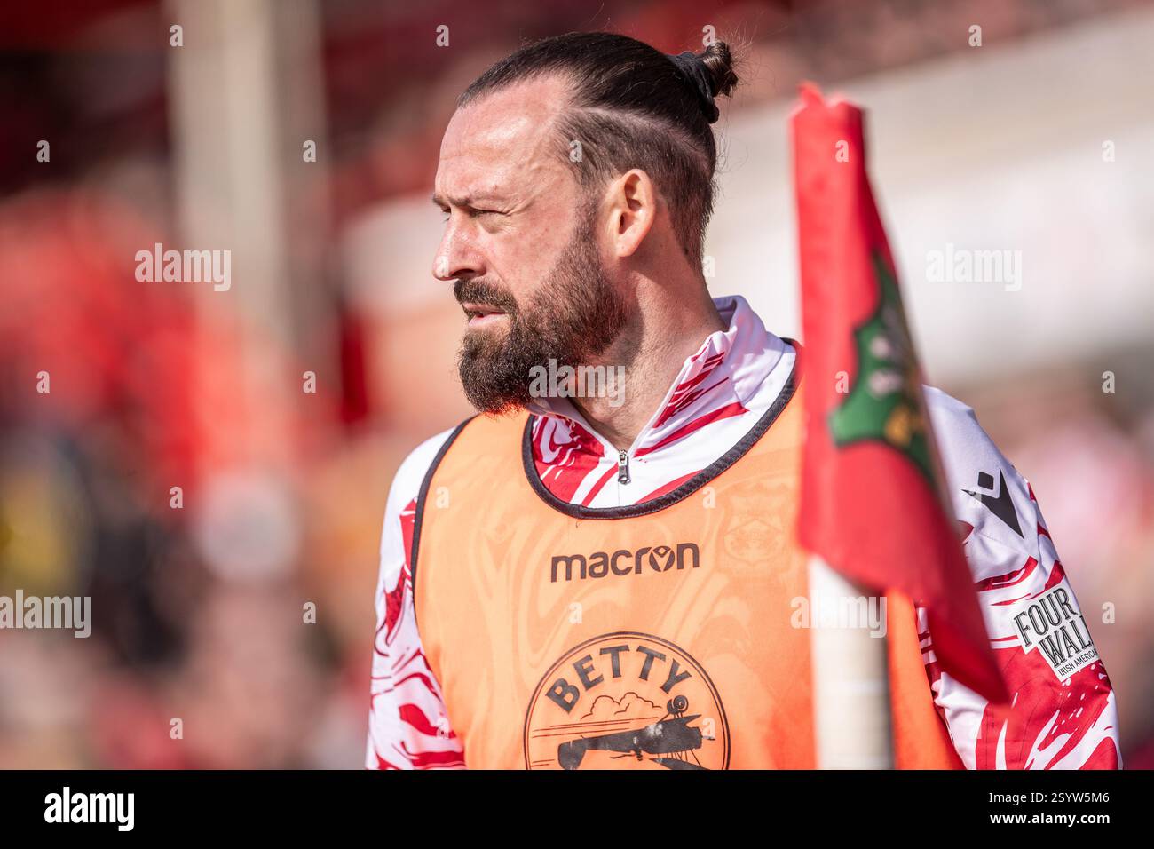 Steven Fletcher warms up during the Sky Bet League 1 match Wrexham vs ...