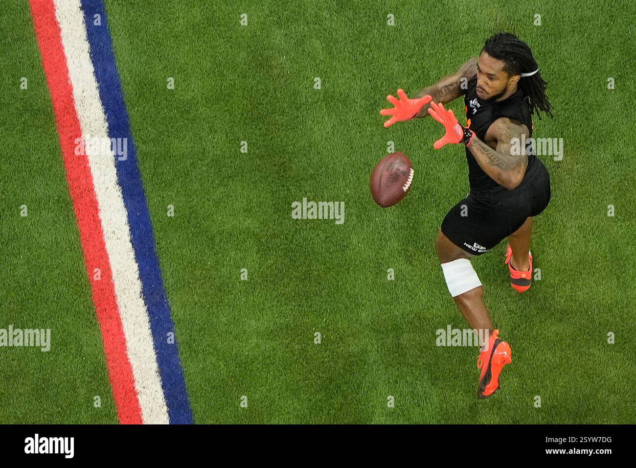 Oregon running back Jordan James participates in a drill at the NFL ...