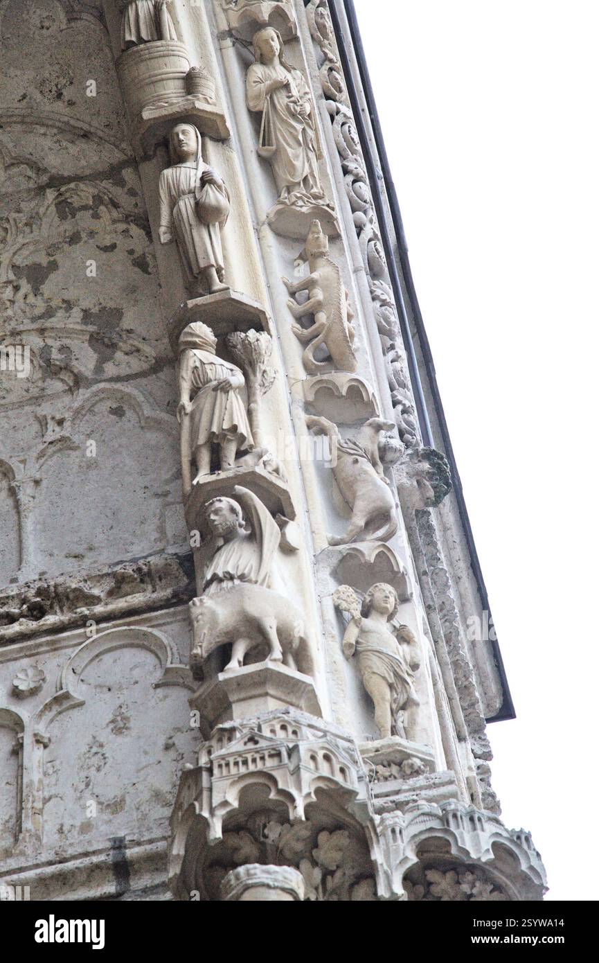 Intricate stone carvings adorn the facade of Notre-Dame de Chartres ...