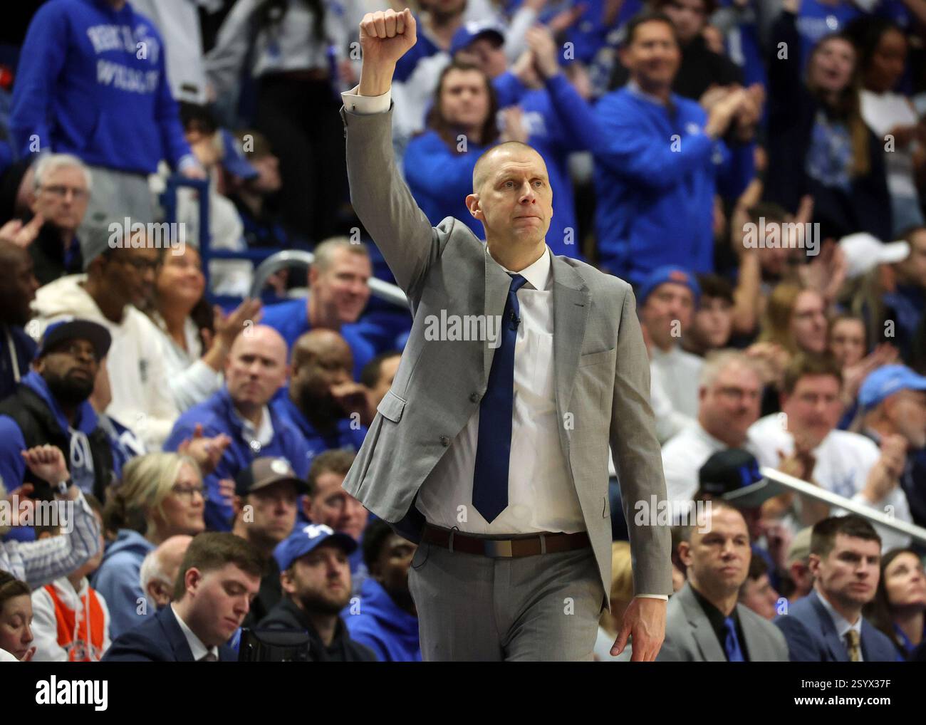 Kentucky head coach Mark Pope calls a play during the second half of an ...