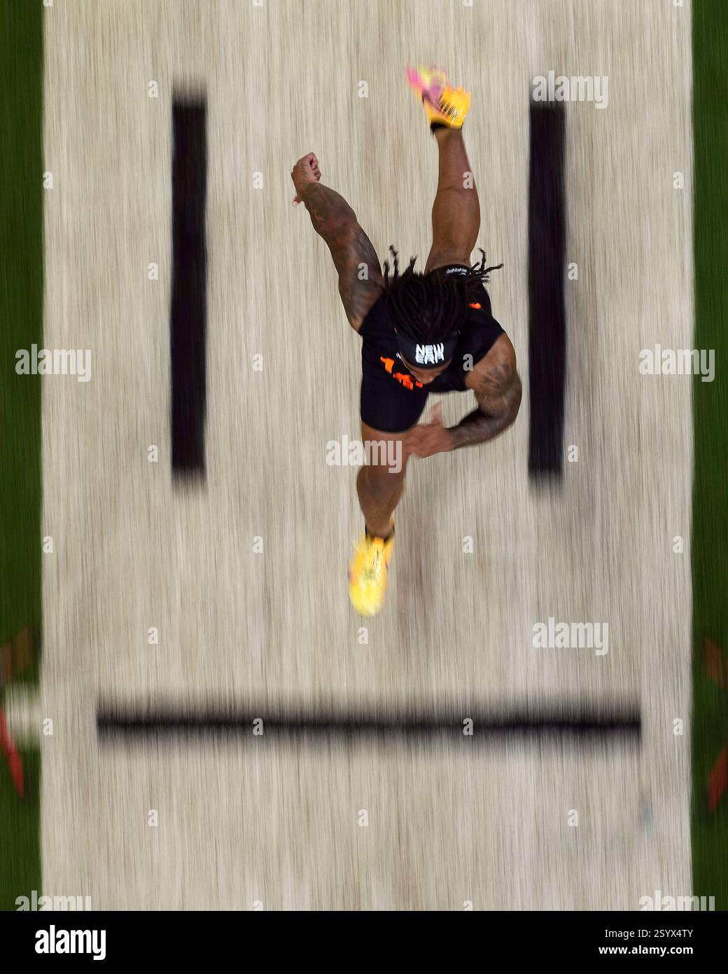 Oregon running back Jordan James runs in the 40-yard dash at the NFL ...