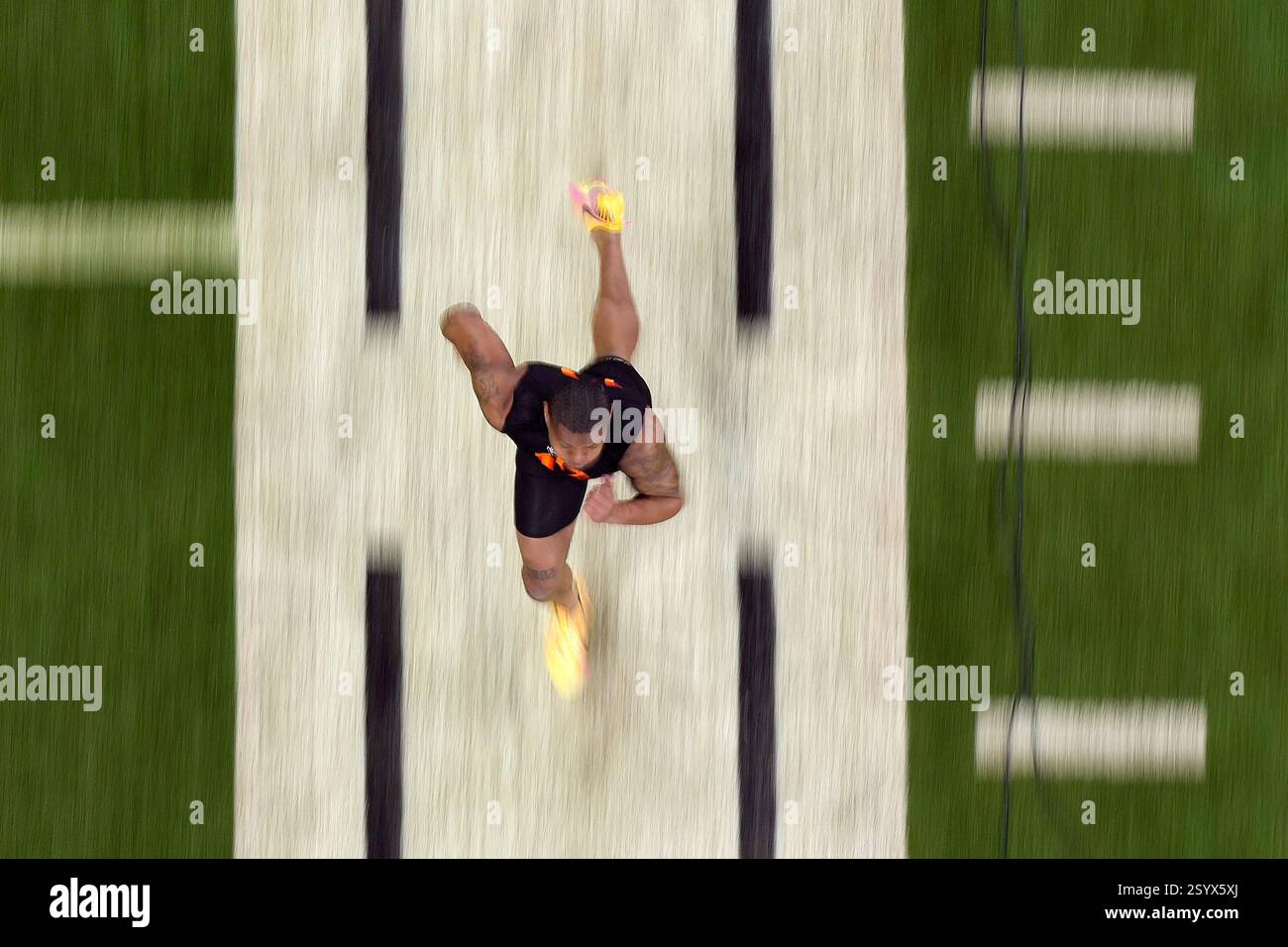 Auburn running back Jarquez Hunter runs in the 40-yard dash at the NFL ...