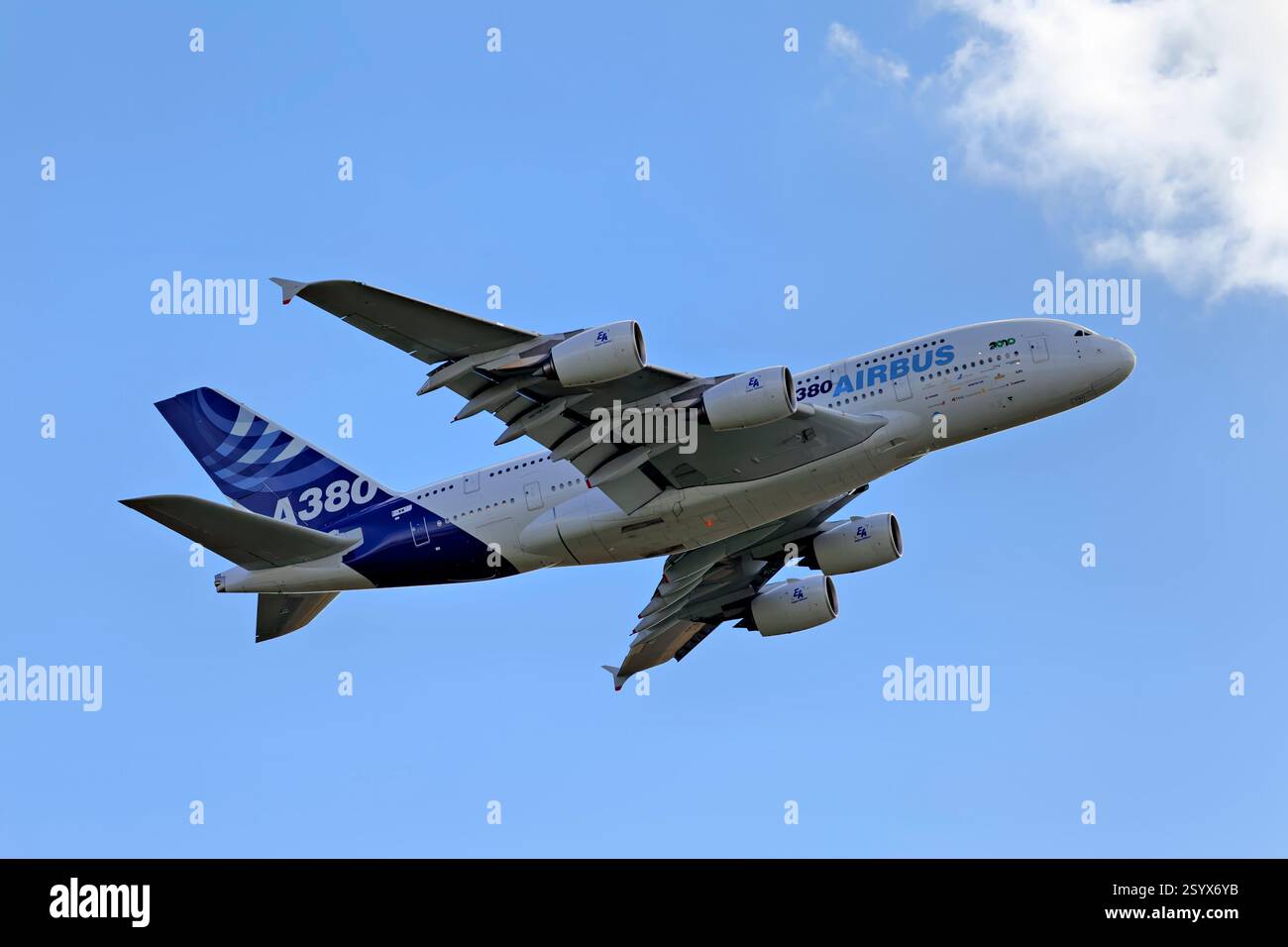 Front view airbus a380 worlds hi-res stock photography and images - Alamy