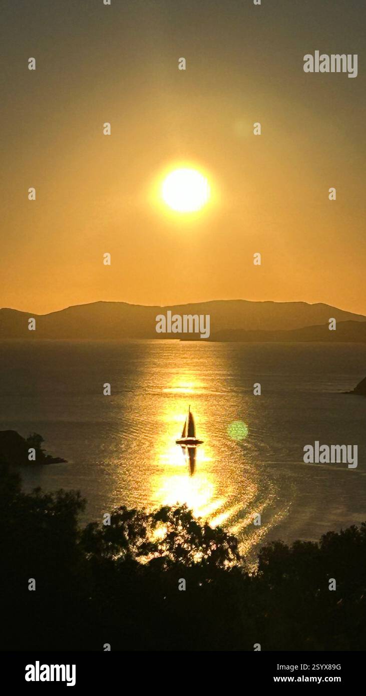 Dawn in tropical paradise smartphone stock photos and images - Alamy