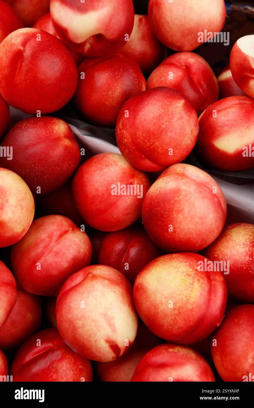 Each peach market hi-res stock photography and images - Alamy