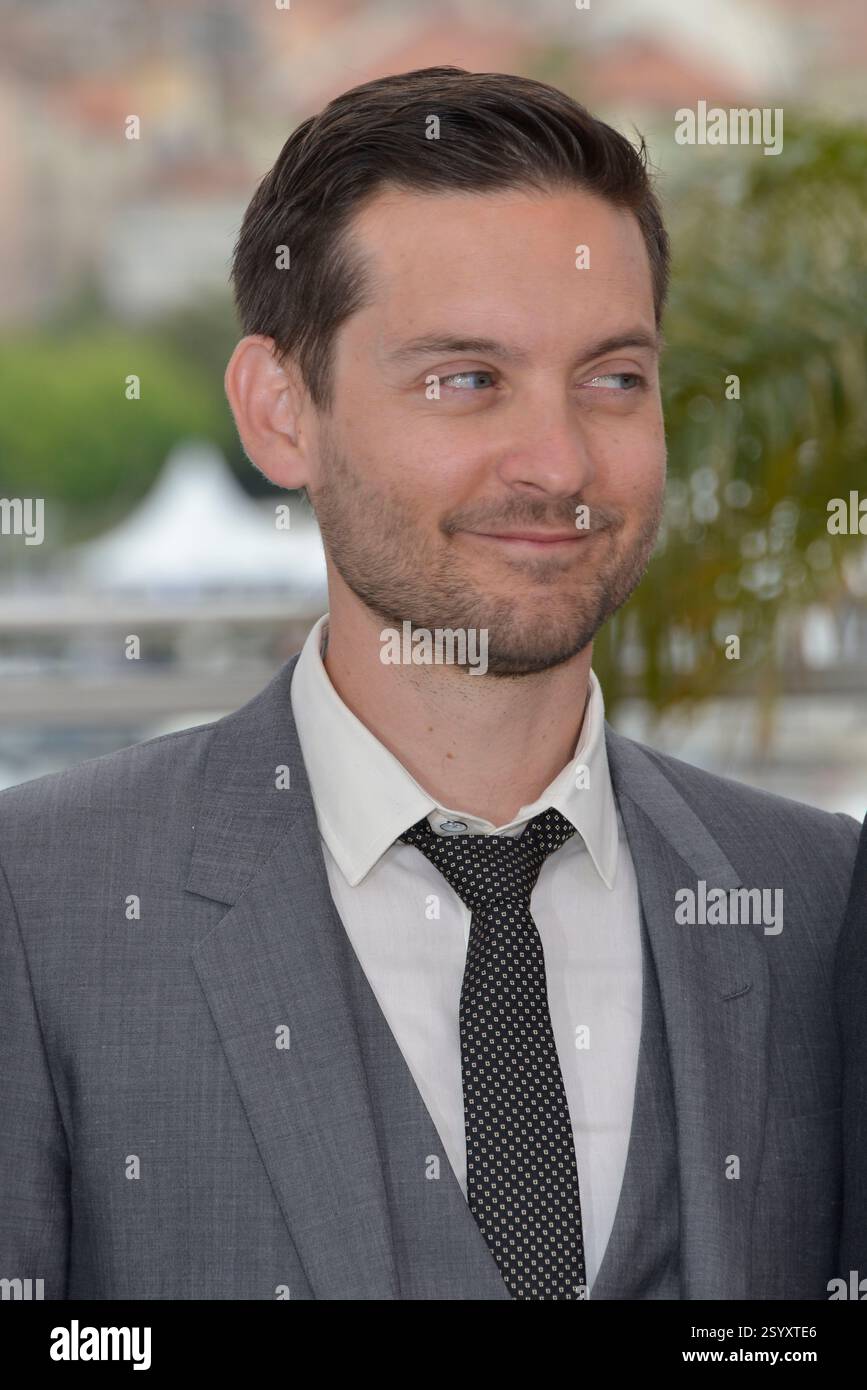 Portrait actor tie grey suit hi-res stock photography and images - Alamy