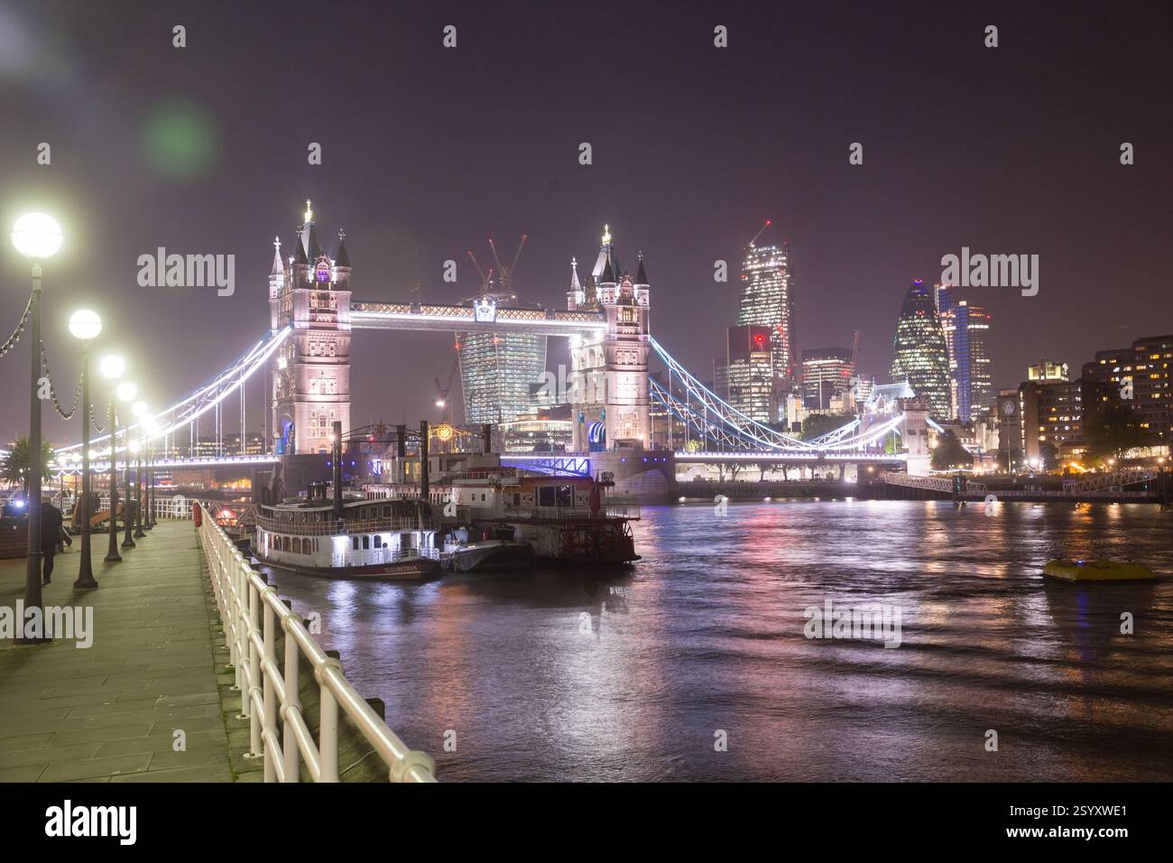 Butler's Wharf looking towards Tower Bridge and the Thames Stock Photo ...