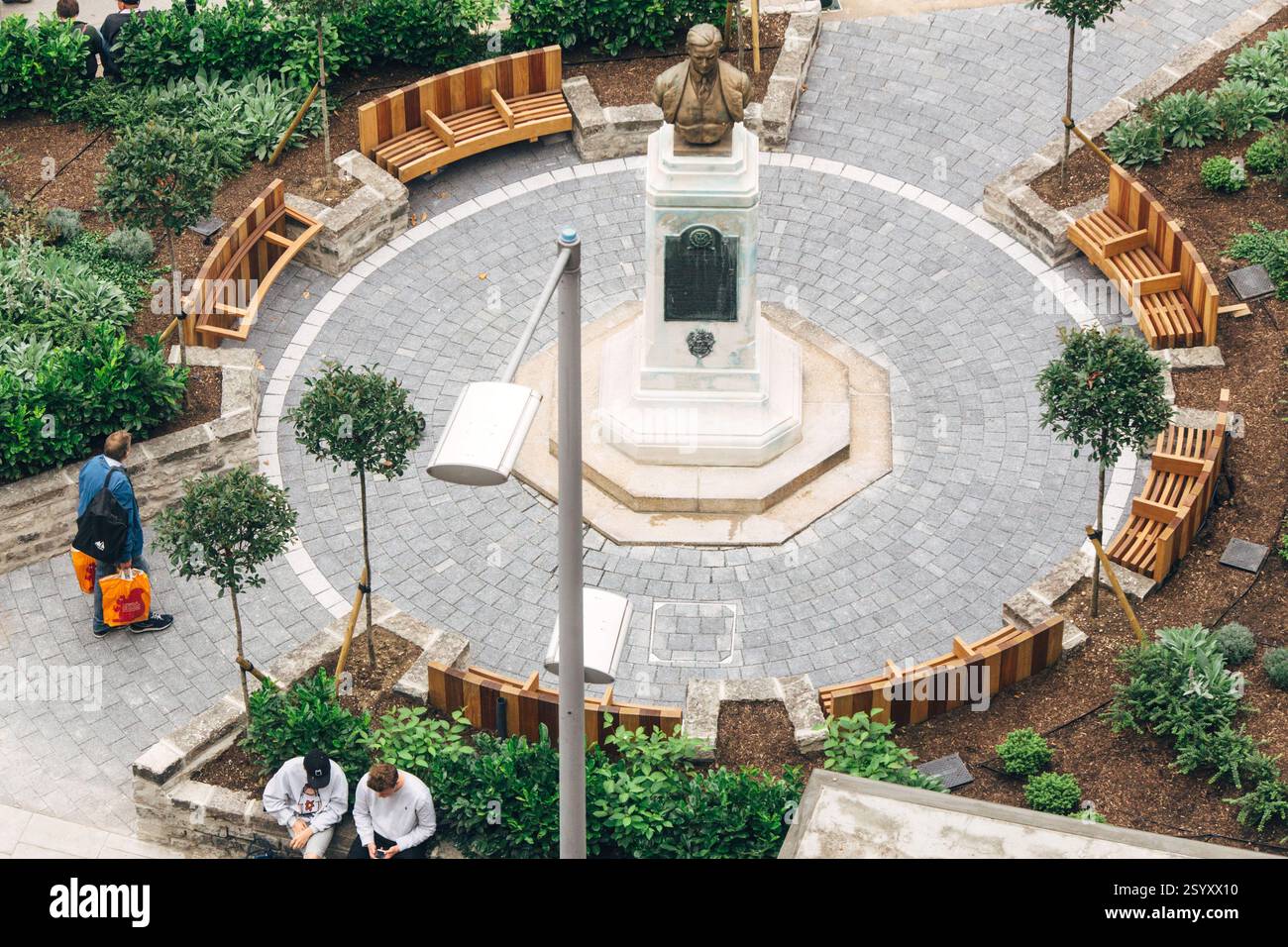 The Ernest Bevin bust in Tooley Street Stock Photo - Alamy