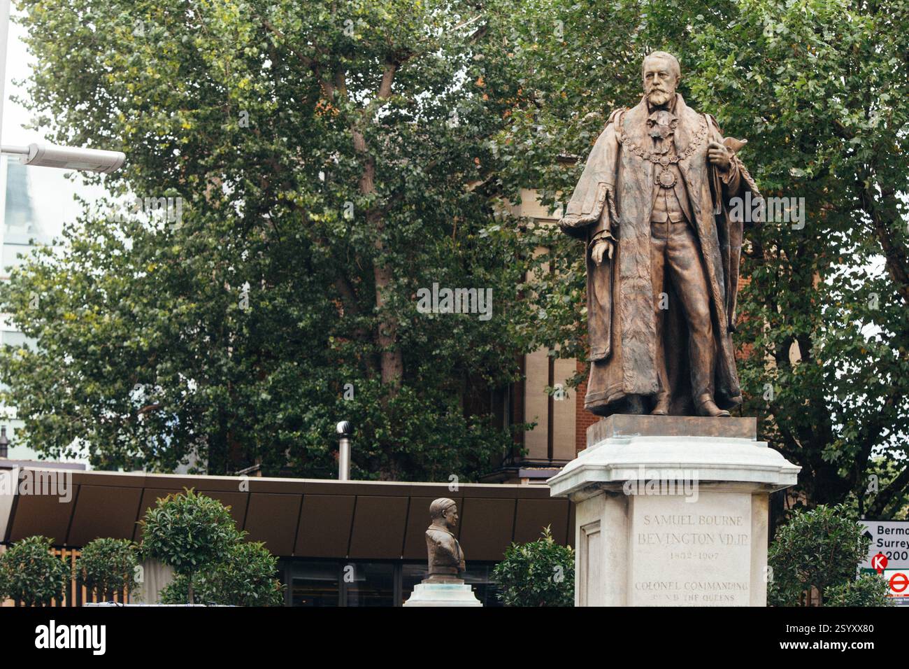 The Ernest Bevin bust in Tooley Street Stock Photo - Alamy