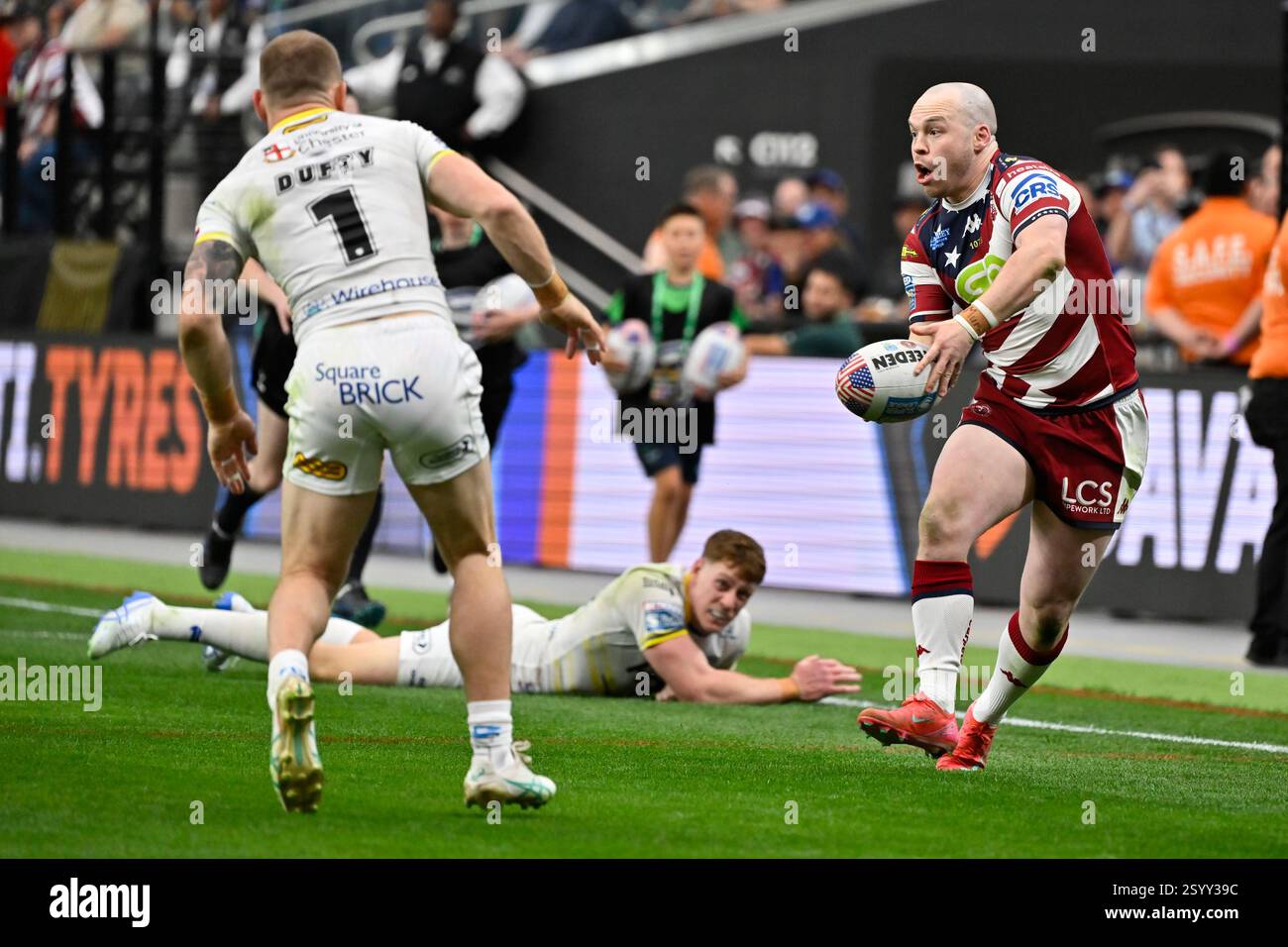 Wigan Warriors Liam Marshall passes the ball to teammate Wigan Warriors ...